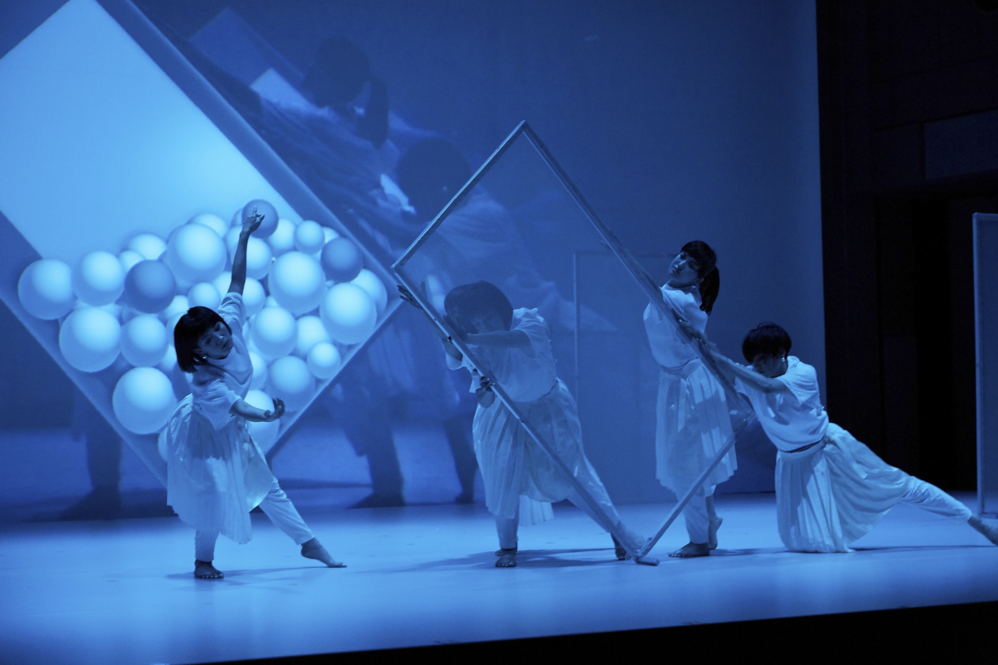 Rhizomatiks × ELEVENPLAY × Kyle McDonald “discrete figures 2022version ...